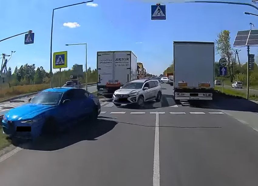 "Skandaliczne zachowanie". Kierowcy zawracali w korytarzu życia - WP ...