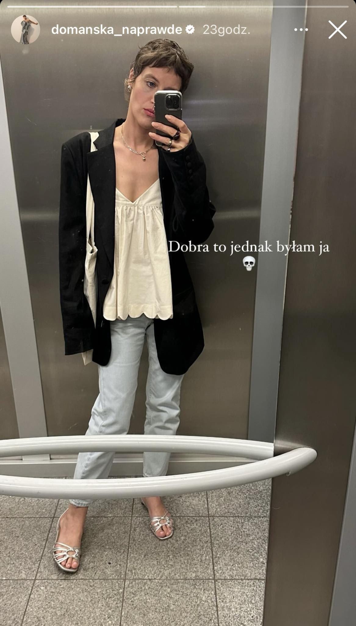 Aleksandra Domańska chce być modna. Wskoczyła w srebrne sandałki