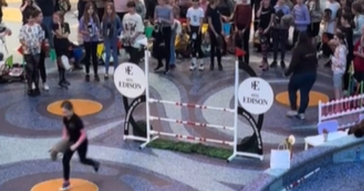 Hobby horsiary podbiły Warszawę. Galopowały po galerii - Vibez