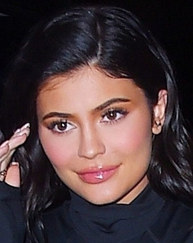 Kylie Jenner chwali się płaskim brzuchem i wielkim biustem TRZY ... Kylie Jenner chwali się płaskim brzuchem i wielkim biustem TRZY ...