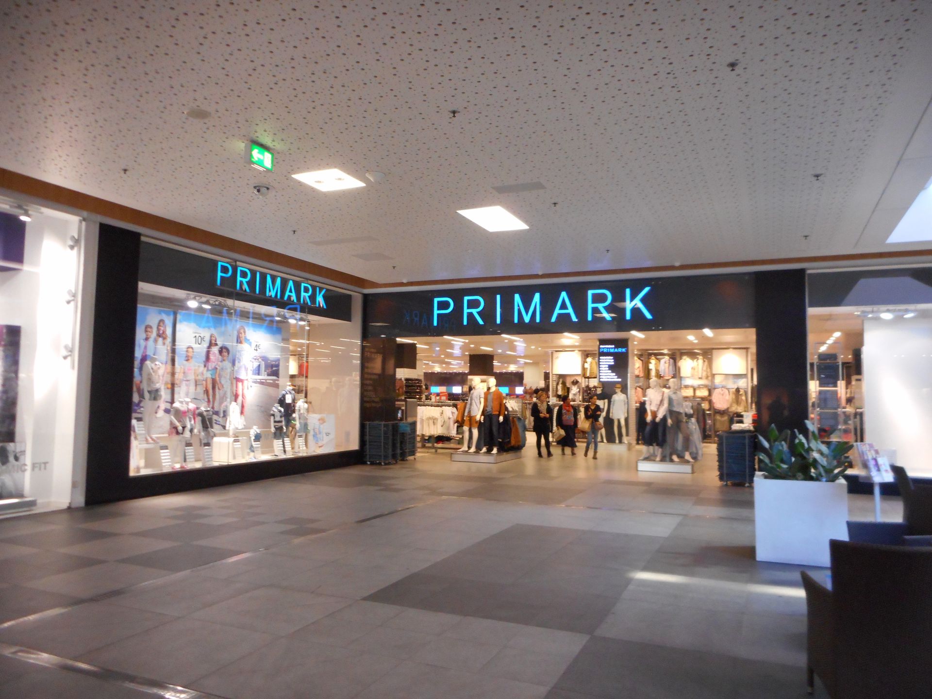 Primark znika z centrów handlowych. W planie gigantyczne zwolnienia i ...