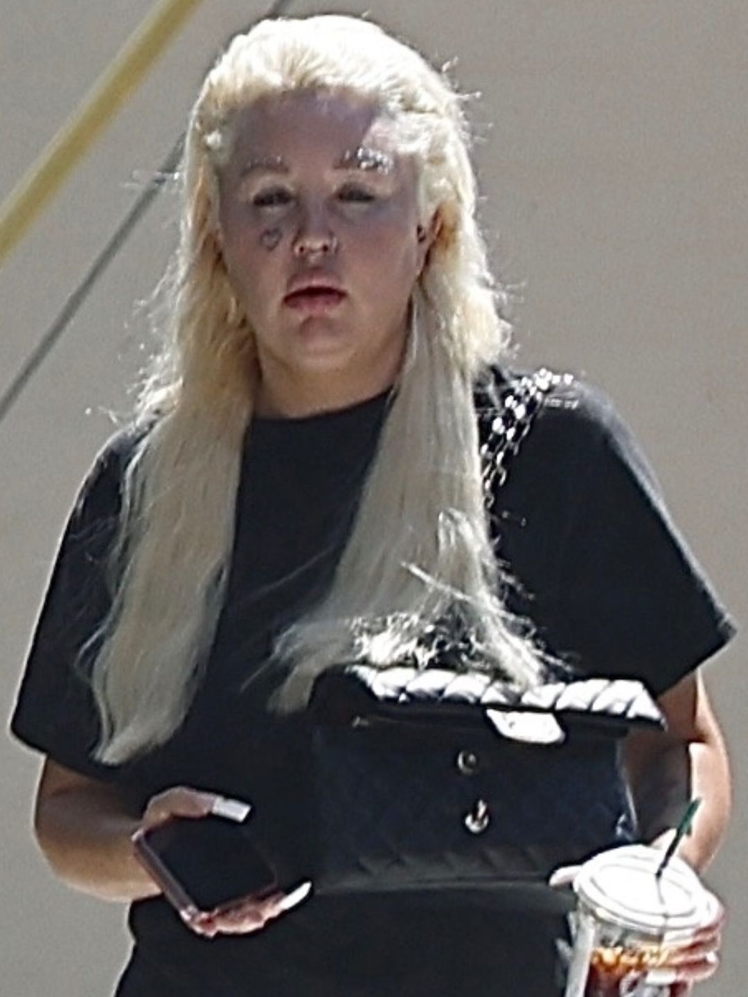 Odchudzona Amanda Bynes z kryształkami na brwiach i paczką papierosów w ...