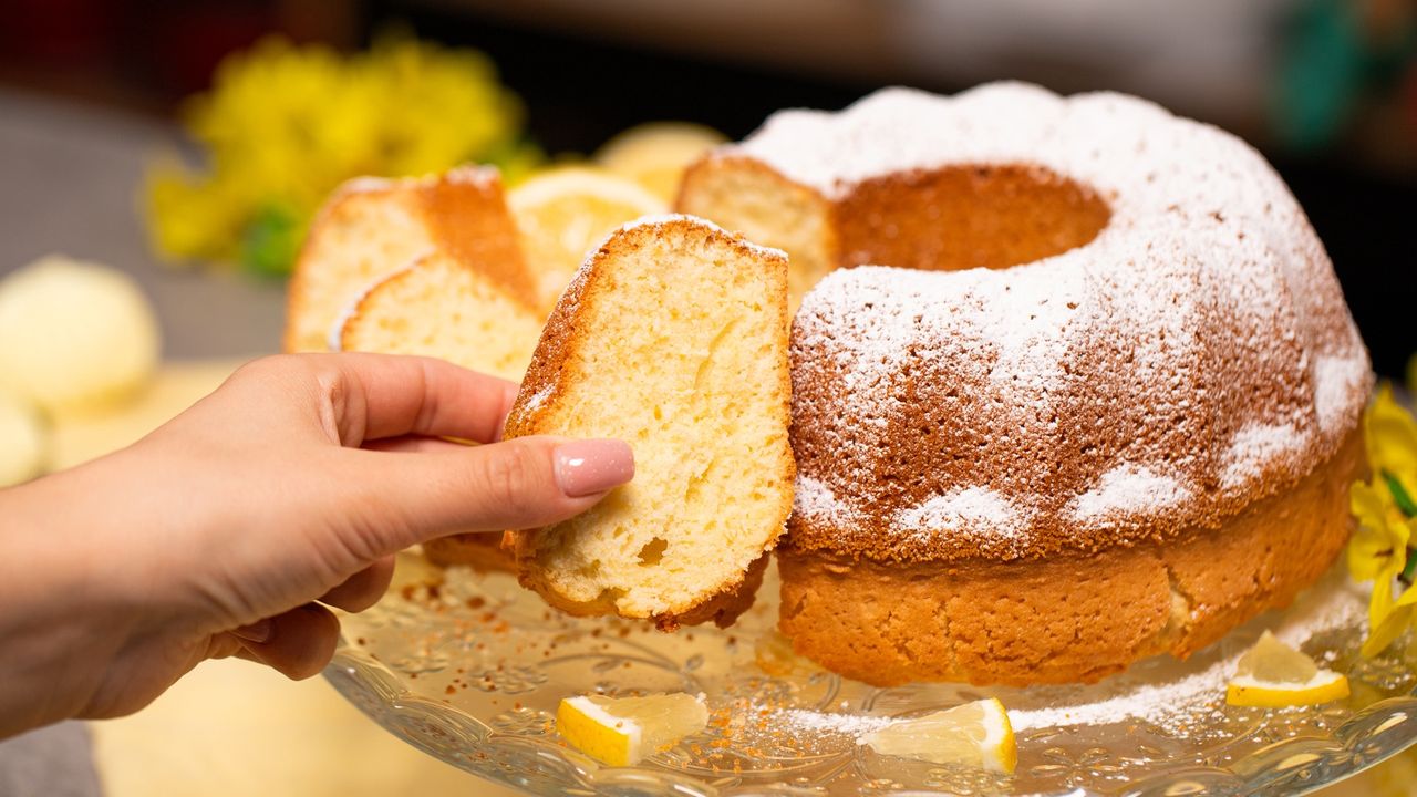 Klasyczna babka cytrynowa z cukrem pudrem. Wyrośnie jak marzenie