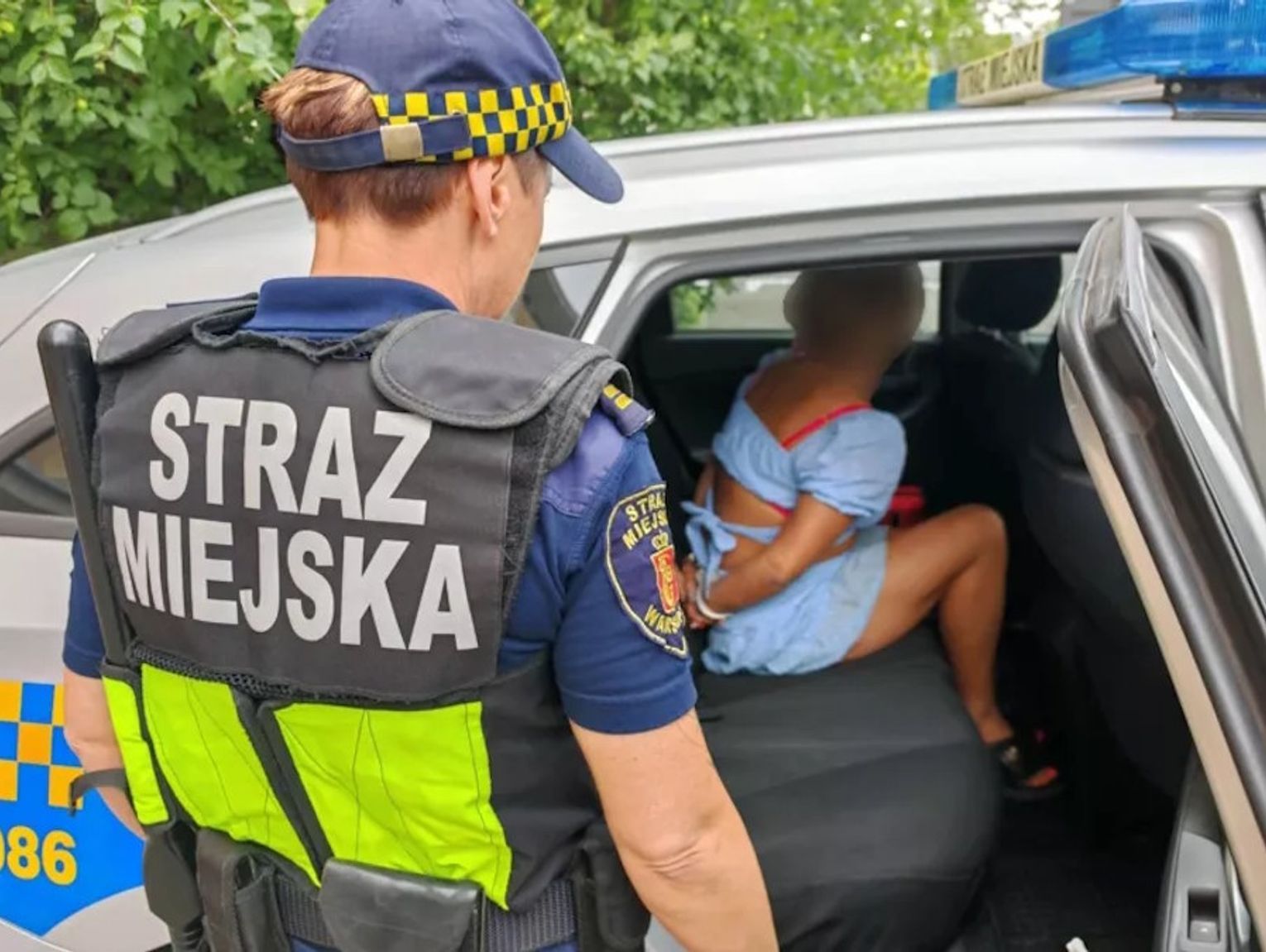 Warszawa. Kompletnie pijana 27-latka jechała cała szerokością drogi. W aucie miała otwartą ...