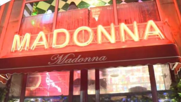 Kobieta położyła się przed warszawską restauracją. "Piekło istnieje ...