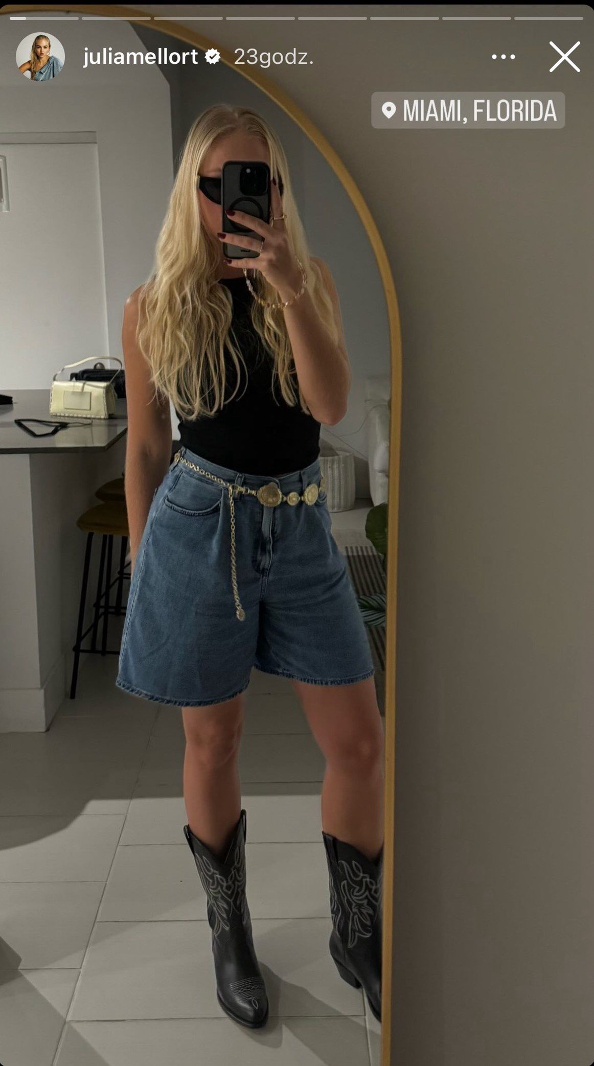 Wkroczyła w kowbojkach. Ale uwagę przykuwa detal na biodrach