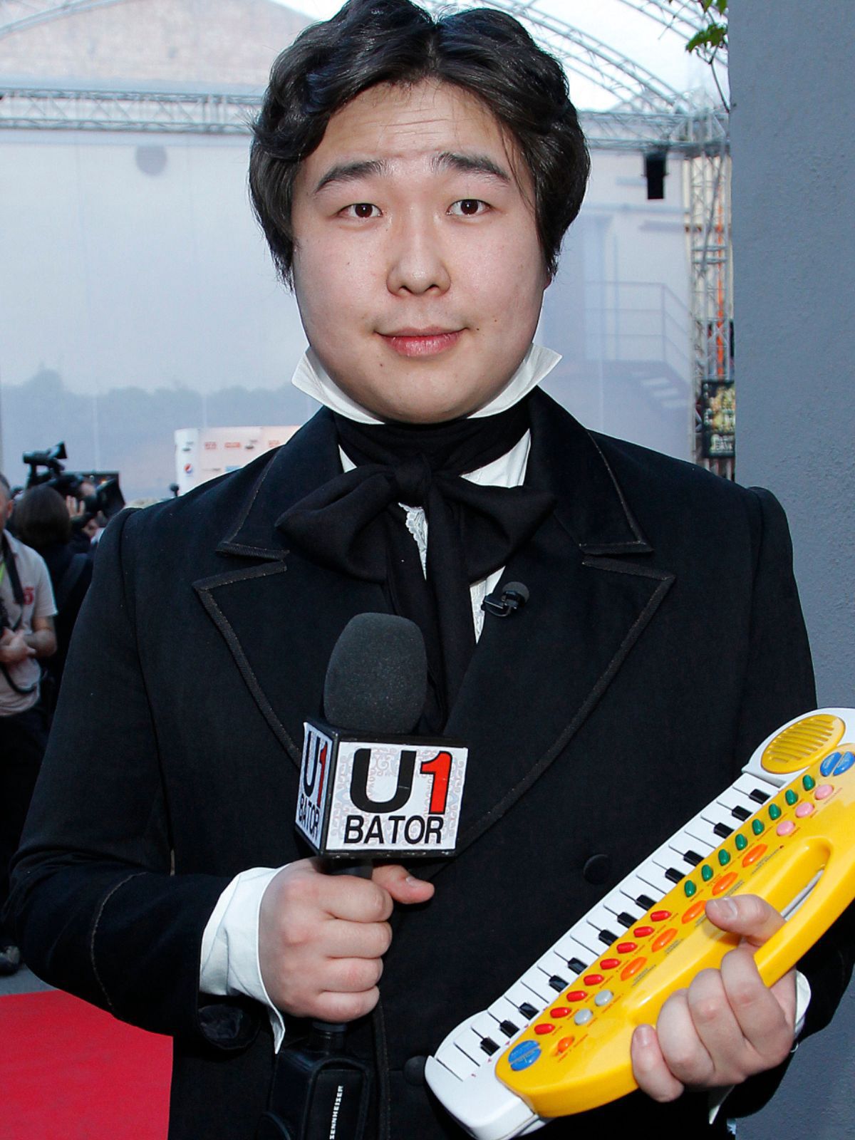 Pamiętacie go z "Szymon Majewski Show"? Bilguun wraca do show-biznesu