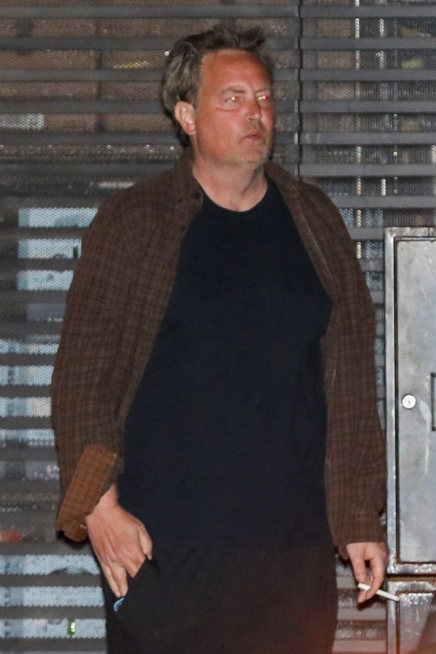 Zmarniały Matthew Perry pali papierosa na tyłach ekskluzywnej ...