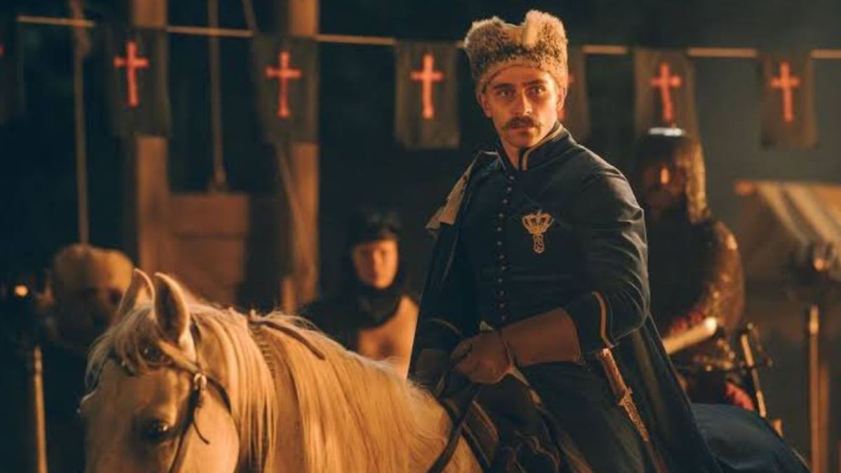 Serial "1670" robi furorę. Zagrał w nim piłkarz. Poznajesz?