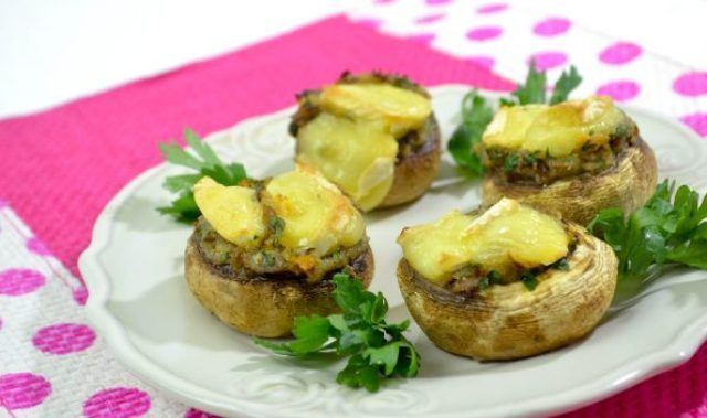 Pieczarki nadziewane serem camembert. Świetny pomysł na przystawkę
