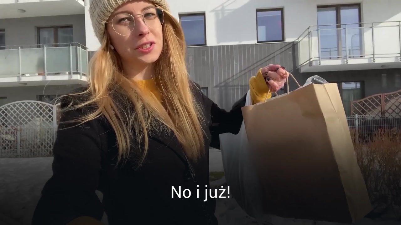 Przez kilka dni żywiła się, jedząc to, co znajdzie i co dadzą jej ...