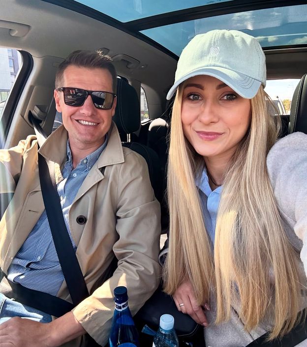 Rafał Mroczek z żoną powitali maj na weselu przyjaciół. Ładna z nich ...