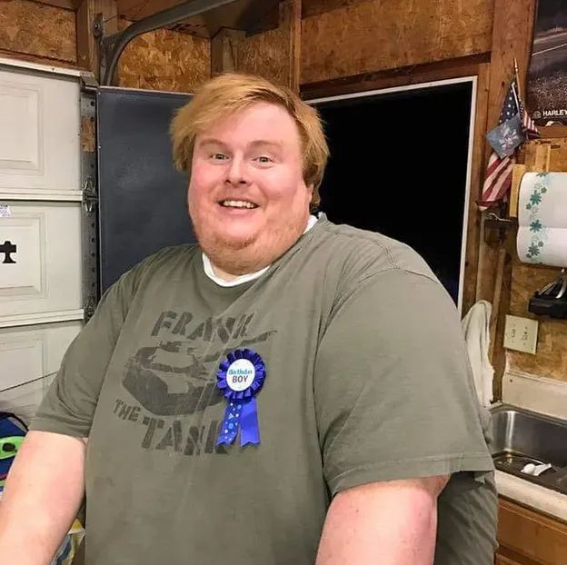 Zrzucił ponad ćwierć tony. Na zdjęciach "po" aż trudno go rozpoznać ...