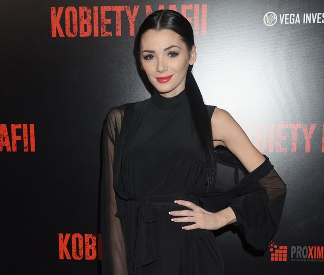 Z pozoru niewinna kreacja. Dopiero gdy Lilly Marchel się odwróciła ...