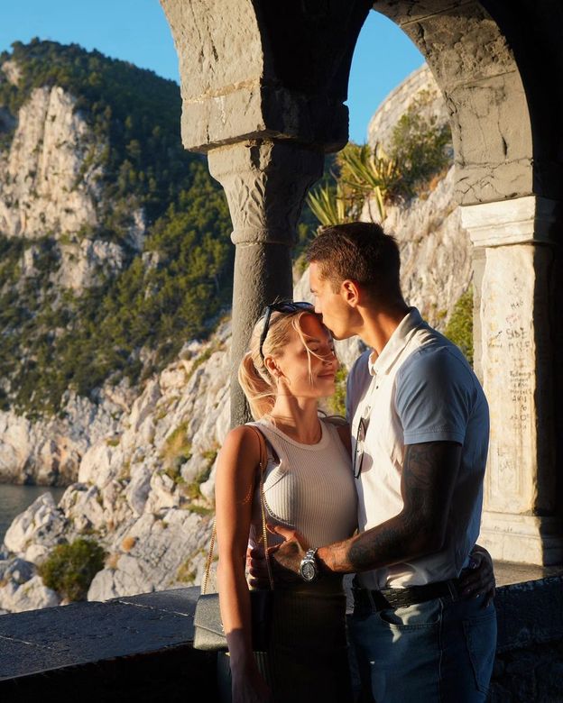 Żona Kiwiora to prawdziwa piękność. Claudia prezentuje odważne ruchy - Pudelek