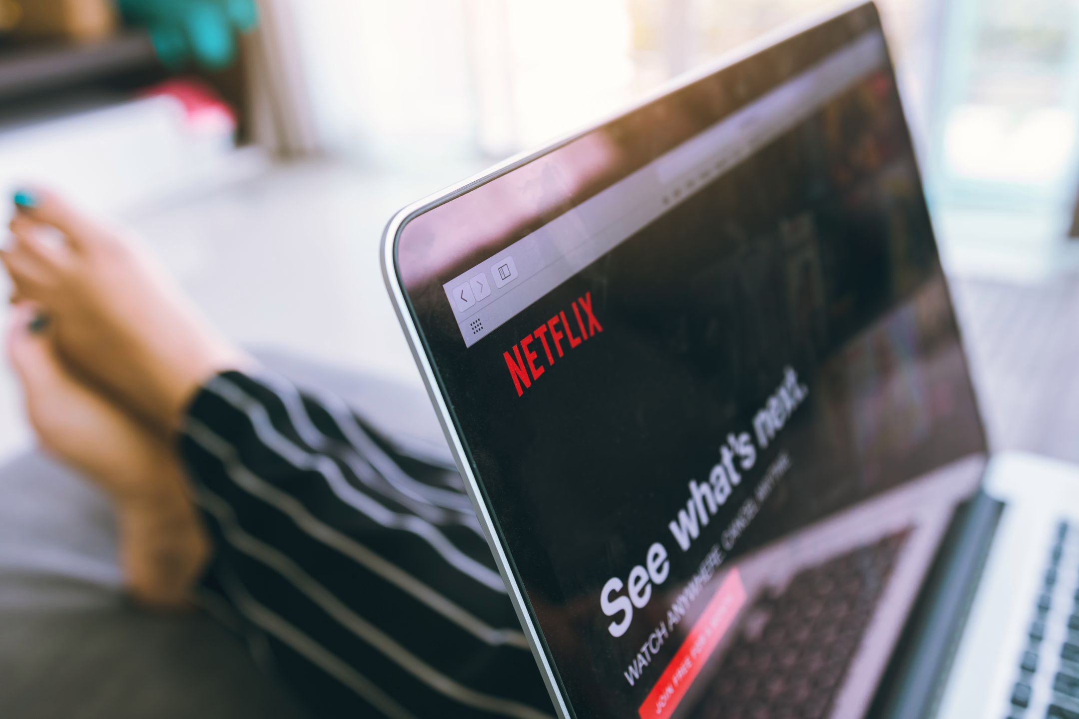 Netflix face. Jak niebieskie światło niszczy cerę i powoduje zmarszczki ...