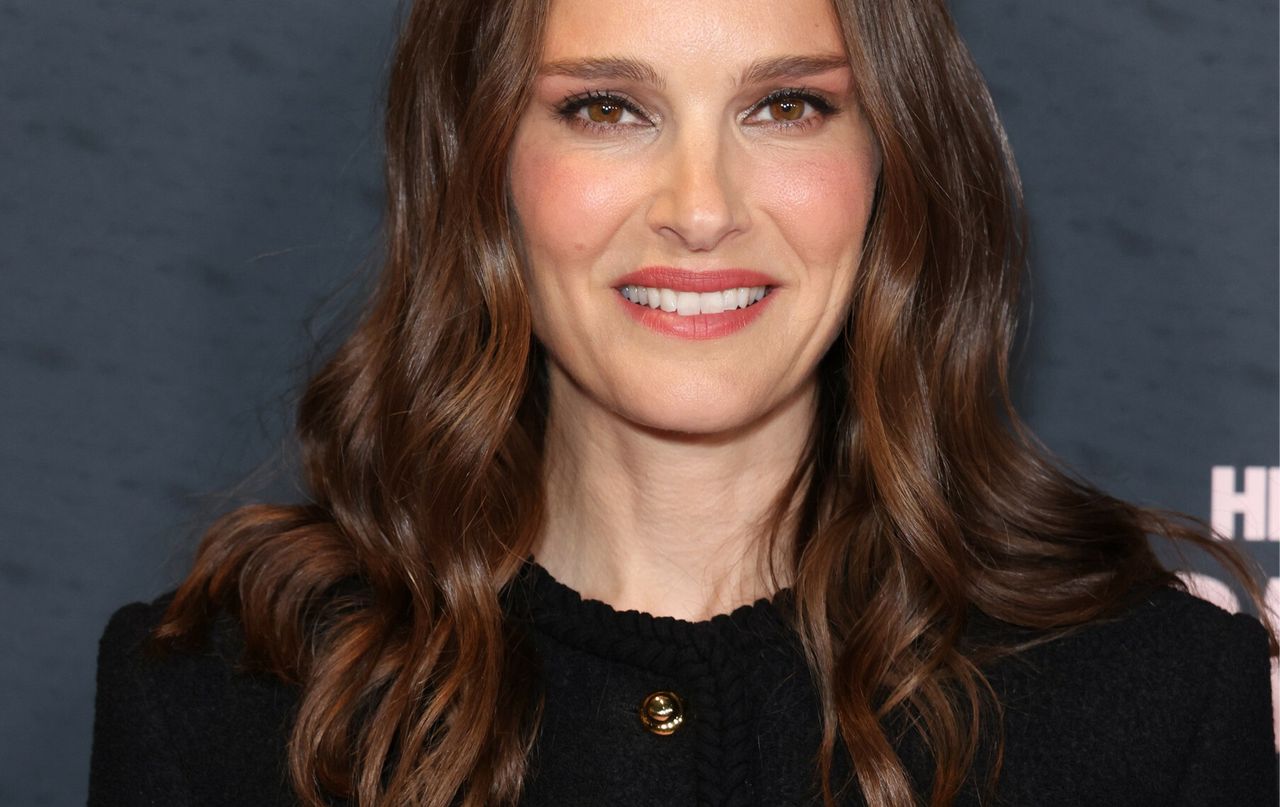 Przyleciała do Polski. Natalie Portman wystąpiła w kremowej mini Przyleciała do Polski. Natalie Portman wystąpiła w kremowej mini