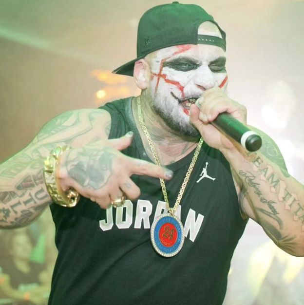 Popek wytatuował sobie twarz! Internauci zniesmaczeni. Straszne - Pudelek