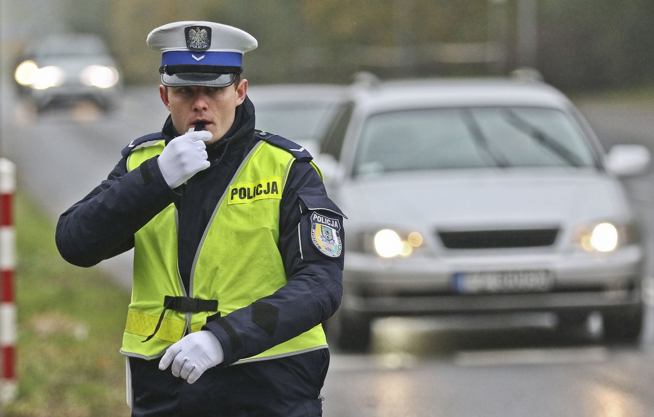 Co pokazuje policjant kierujący ruchem Co pokazuje policjant kierujący ruchem