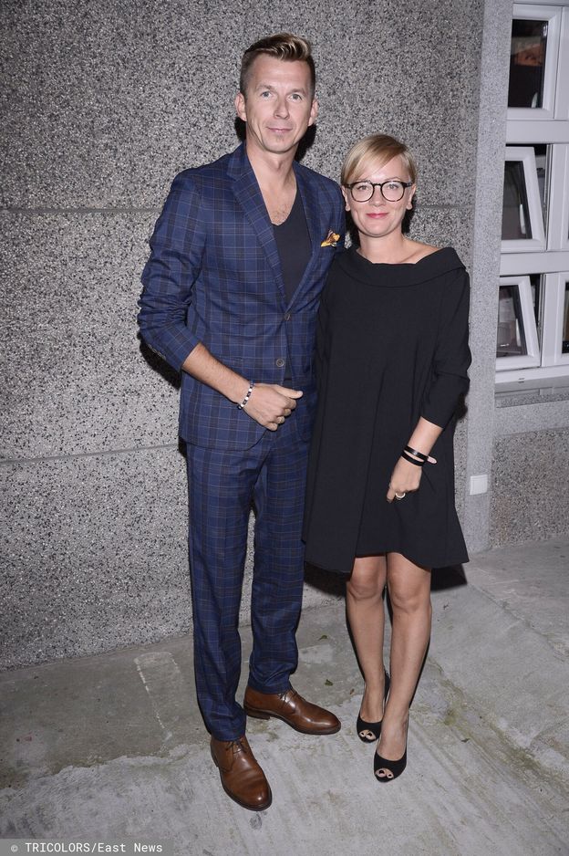 Tak wygląda żona Karola Okrasy. Poznał ją w szkole - Pudelek