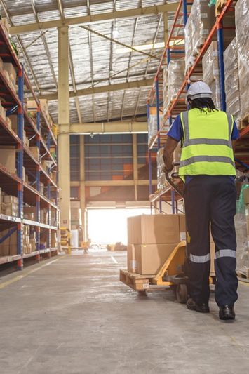 Praca w pozycji stojącej - zasady BHP i obowiązki pracodawcy