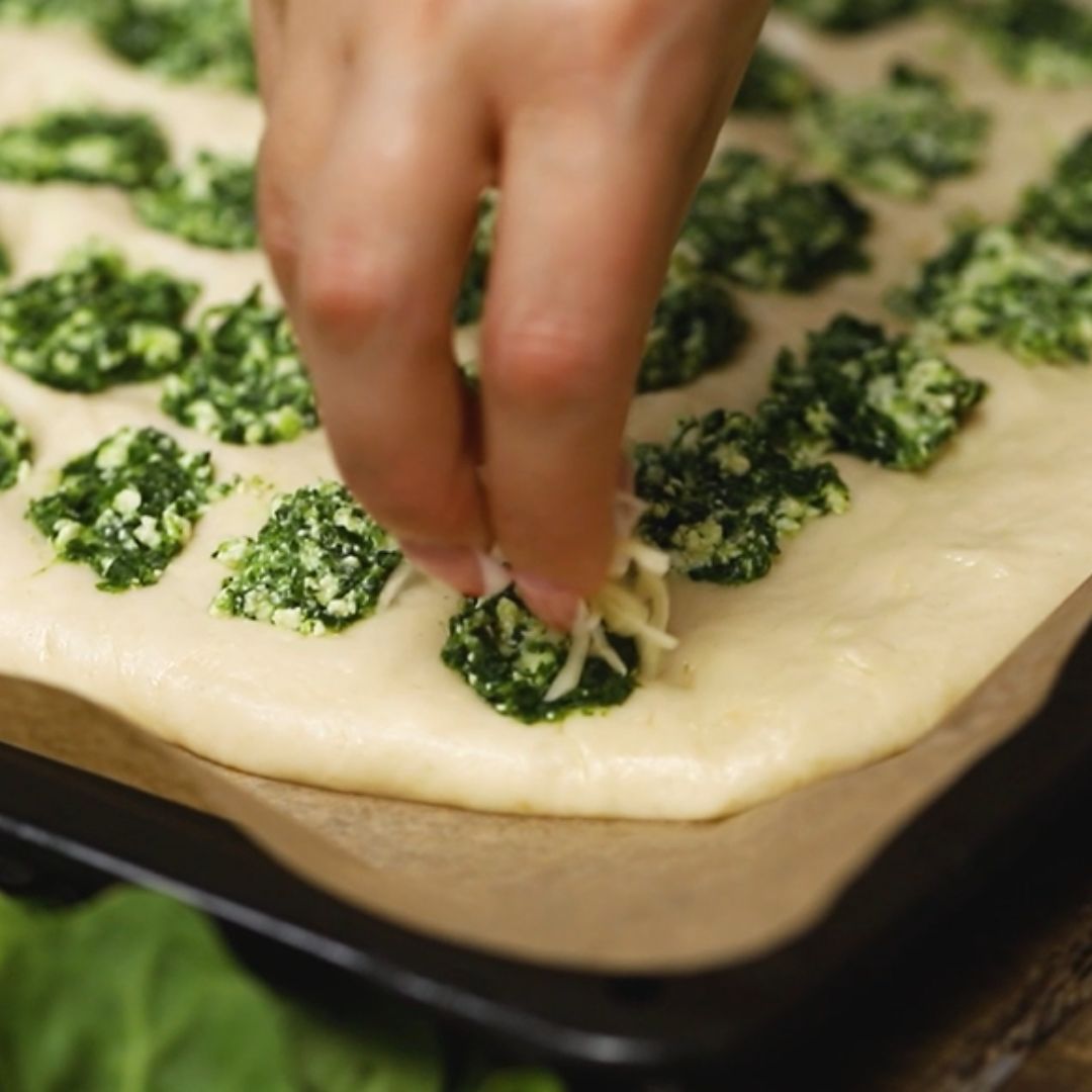 Na cieście drożdżowym układam foremkę na lód. Efekt powala na kolana