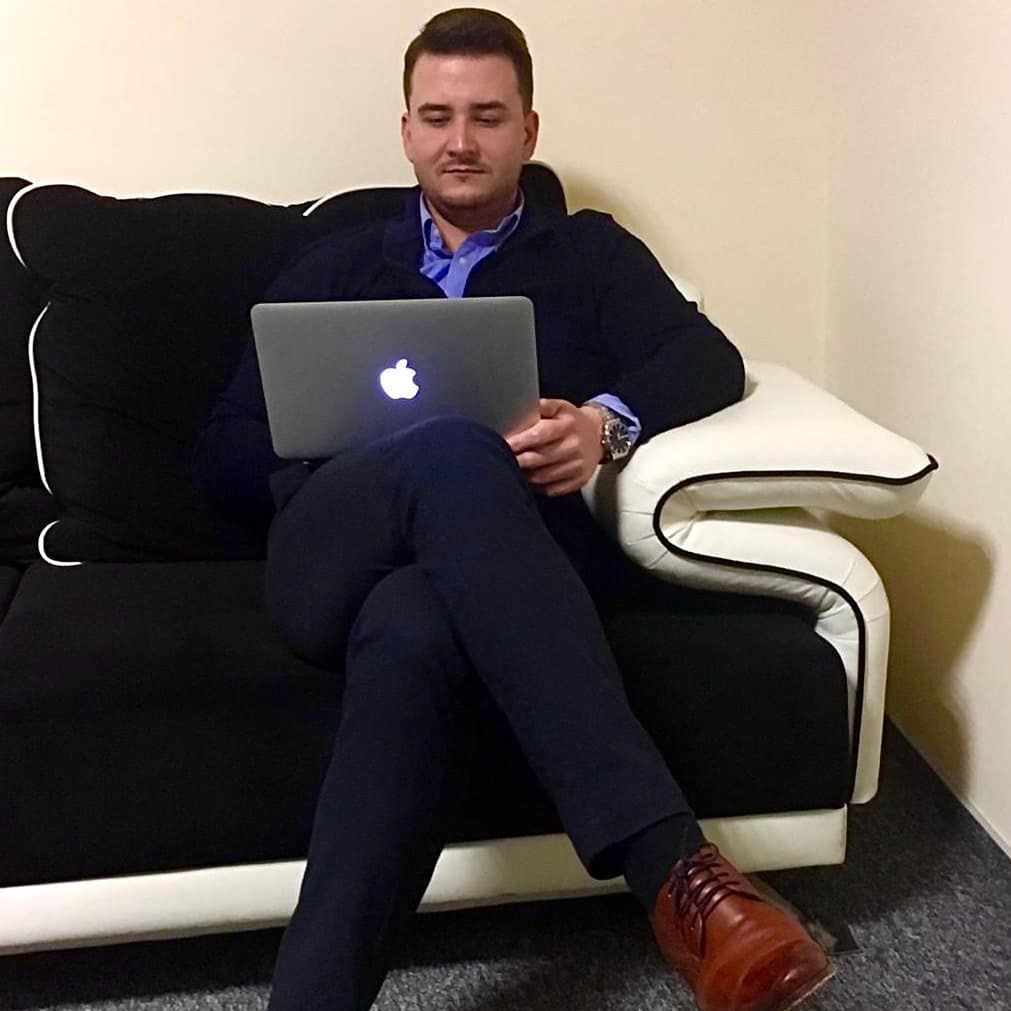 Pucułowaty Bartłomiej Misiewicz to już przeszłość. Schudł, zapuścił ...