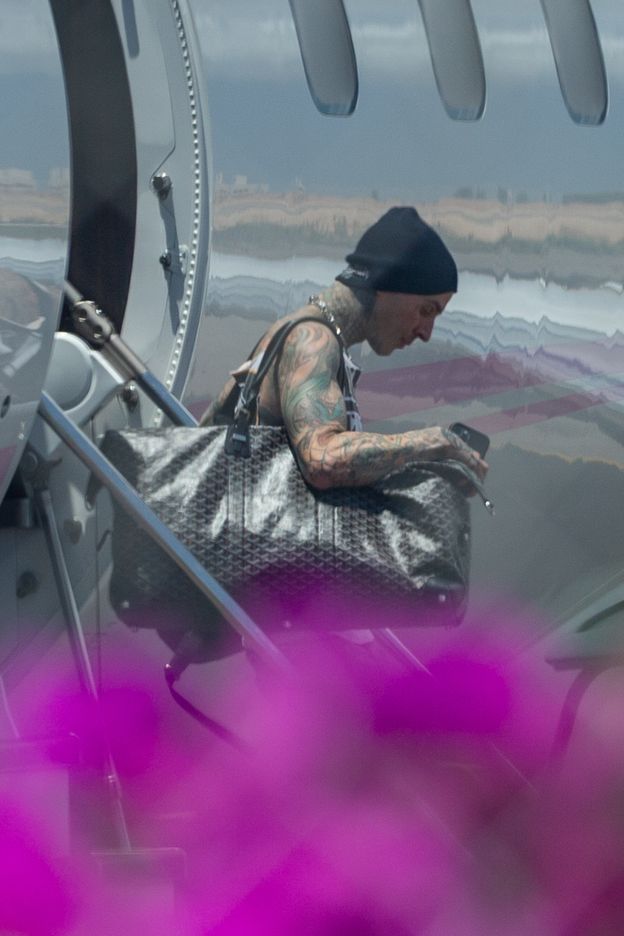 Travis Barker wsiadł na pokład samolotu z Kourtney Kardashian PO RAZ ...
