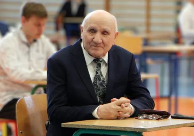 Najstarszy maturzysta w Polsce otrzymał Honorowe Świadectwo Dojrzałości ...