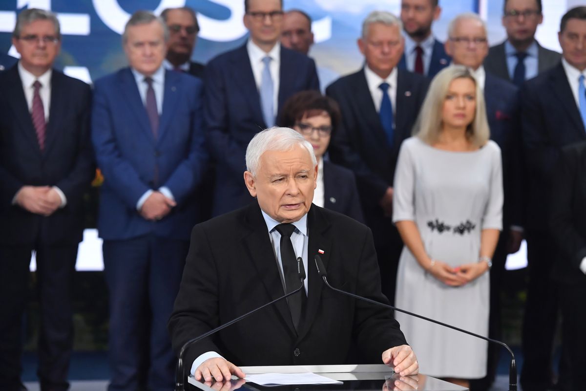 Trik na konferencji PiS. “Dziennikarze dali się nabrać” - WP Wiadomości