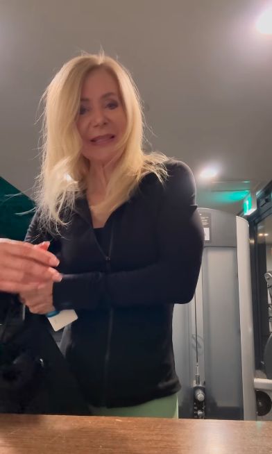 Ludzie myślą, że jest siostrą własnej wnuczki. Nie uwierzycie, ile ma lat - Pudelek