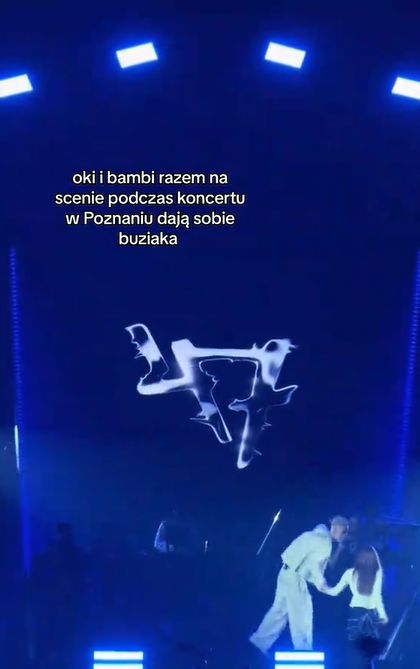 Jednak są razem? Bambi pocałowała słynnego muzyka na scenie - Pudelek