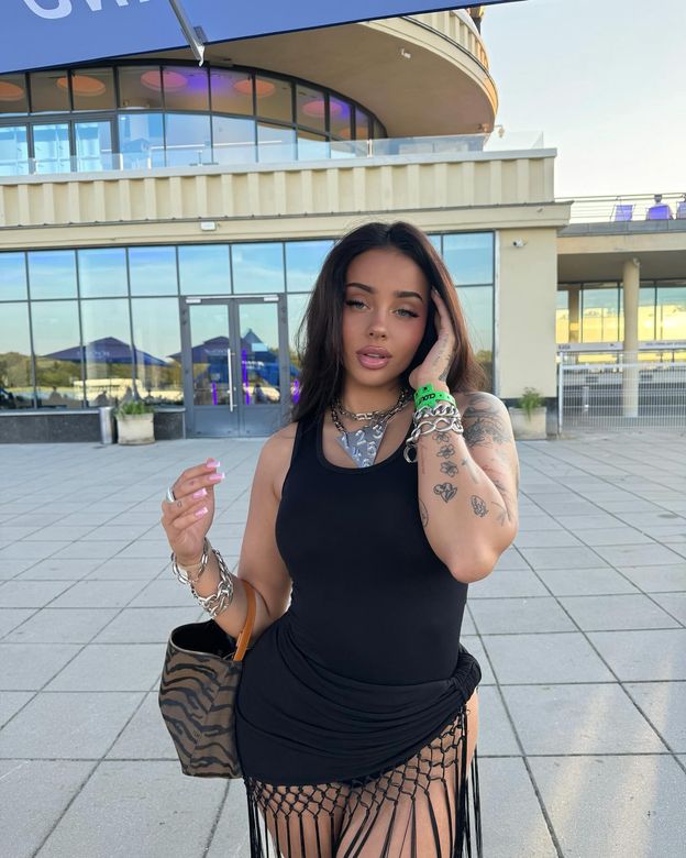 Tak Fagata ubrała się w miejscu publicznym. Nie zostawili na niej suchej nitki - Pudelek