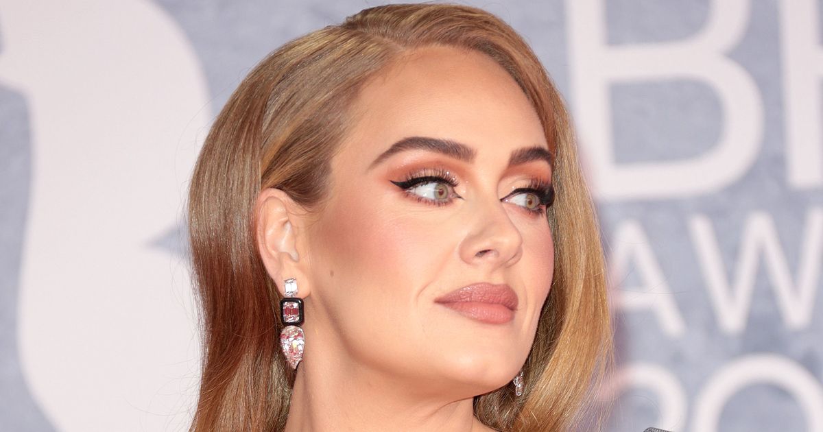 Adele na koncercie cała na czarno. Podkreśliła wysmukloną figurę - WP Gwiazdy