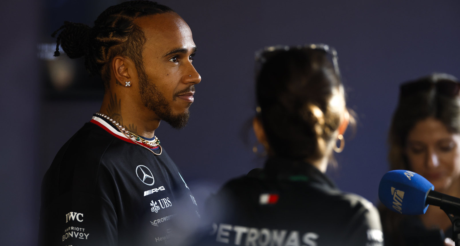 Frustracja Hamiltona coraz większa, permanentny kryzys Ferrari ...