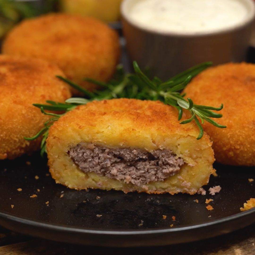 W ziemniaczanych krokietach czeka mięsna wkładka. Taki duet po prostu ...