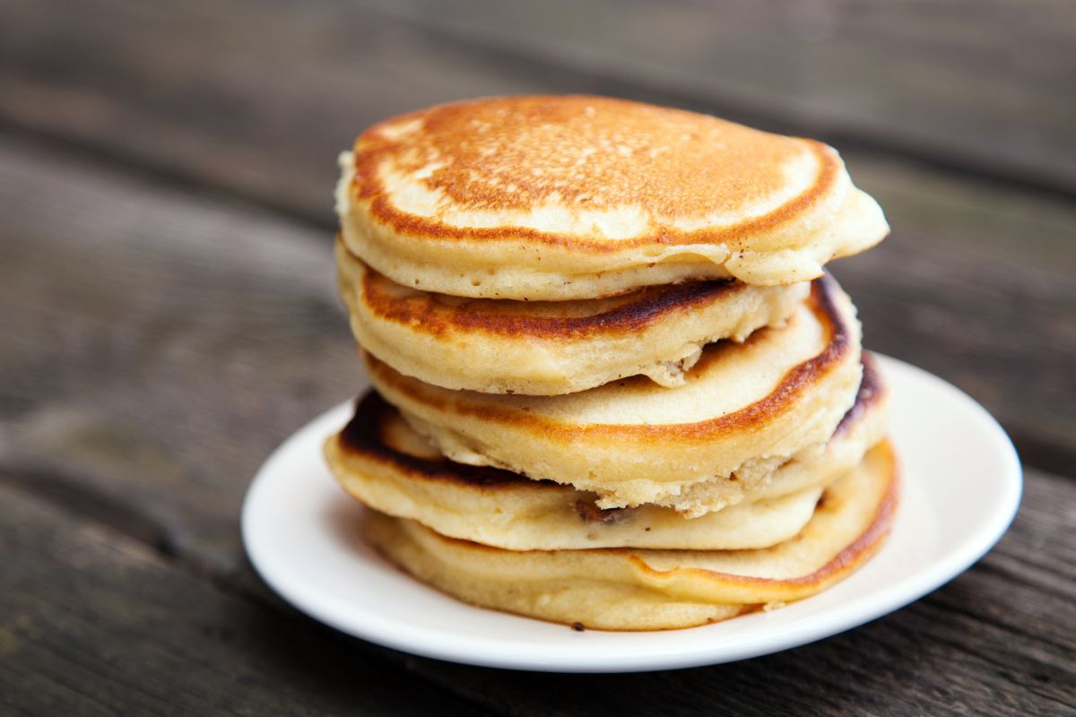 Są lżejsze i delikatniejsze od racuchów. W kwadrans zrobisz cały talerz pysznych placuszków