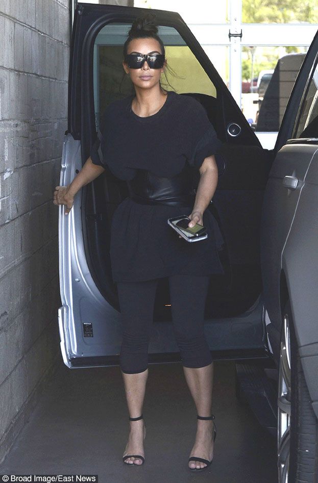 Kim Kardashian w podkoszulku i... "gorsecie" (ZDJĘCIA) - Pudelek