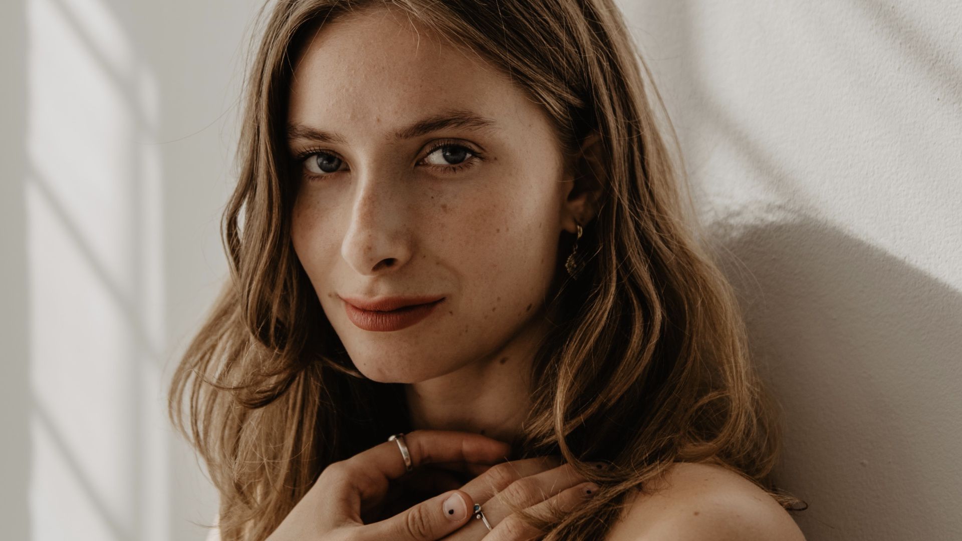 Kama Wojtkiewicz opowiada o kontroli kobiecych ciał. "Dlaczego usuwamy starość z przestrzeni ...