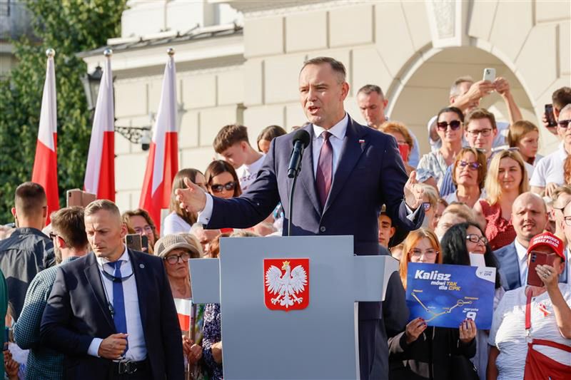 "CPK, CPK". Okrzyki w Kaliszu. Nawrocki podpisał dokument