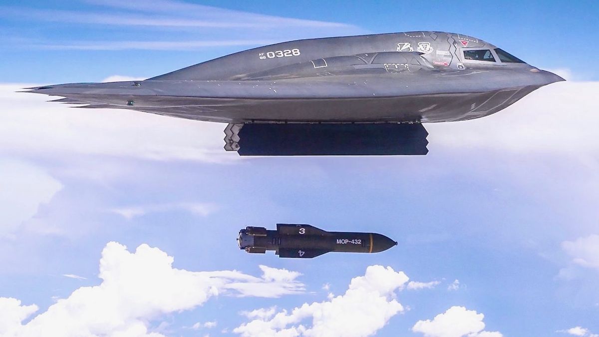 Bombowce B-2 Spirit zrzucają najcięższe bomby świata. Na Huti spadają ...