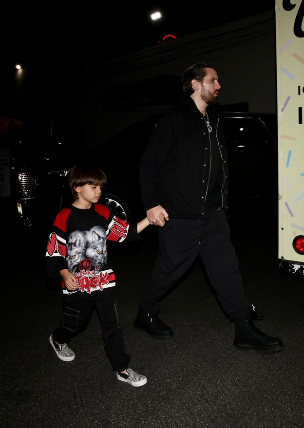 Kardashianki z katolickimi krzyżami na piersiach przybywają na 13 ...