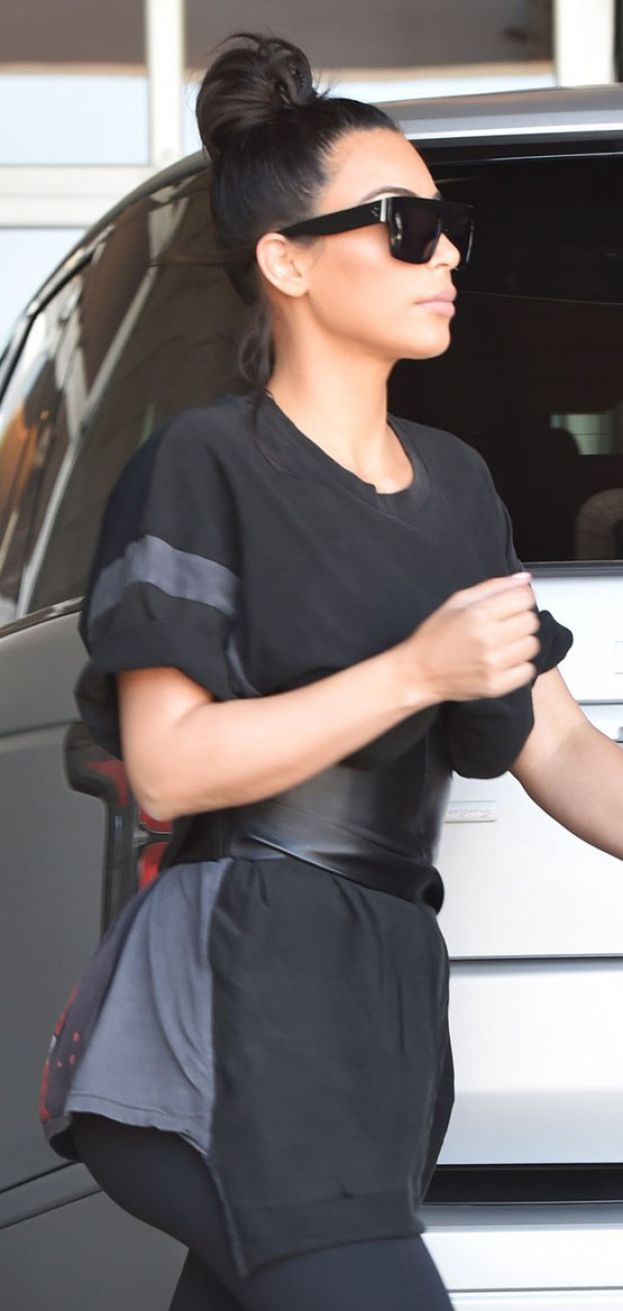 Kim Kardashian w podkoszulku i... "gorsecie" (ZDJĘCIA) - Pudelek