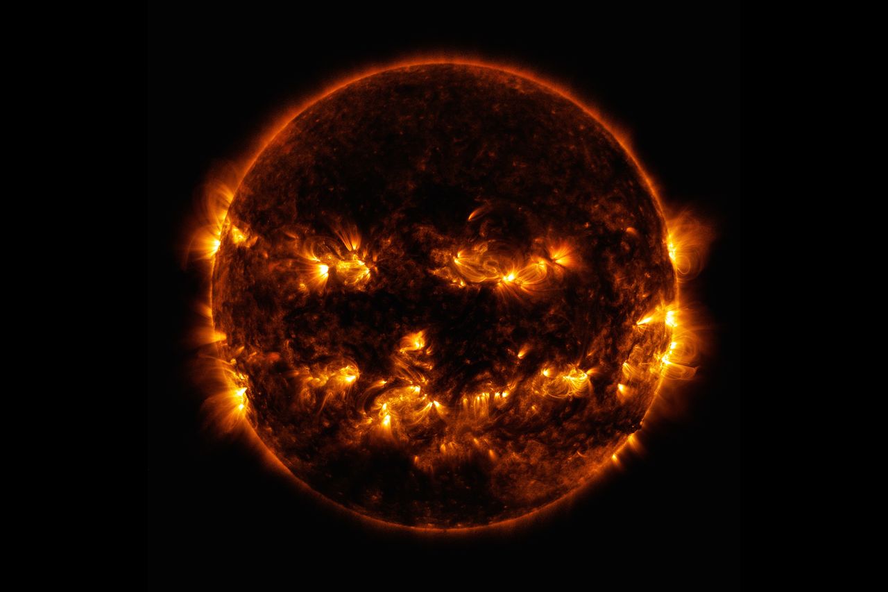 NASA na Halloween: zdjęcie Słońca, które wygląda jak halloweenowa dynia