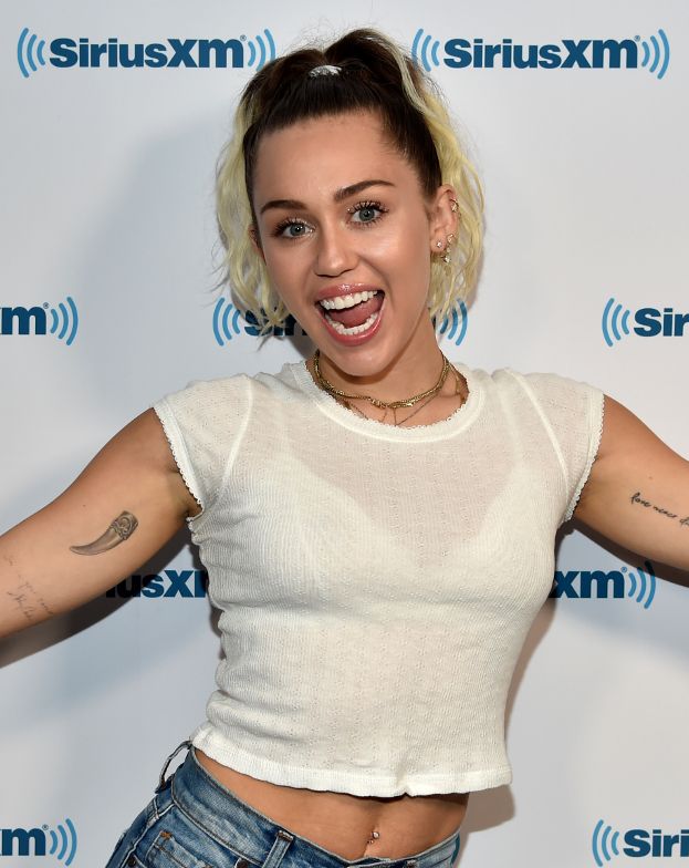 "Normalna" Miley Cyrus pokazuje język - Pudelek