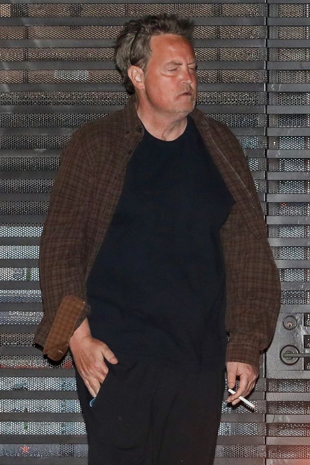 Zmarniały Matthew Perry pali papierosa na tyłach ekskluzywnej ...