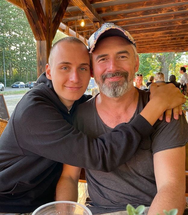 Pozuje z 20-letnim synem. Fani widzą podobieństwo do Markowskiej - Pudelek