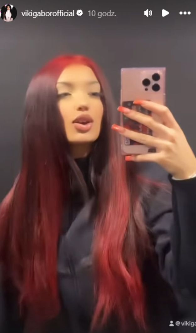 Viki Gabor pręży się przed lustrem w ognistoczerwonych włosach - Pudelek