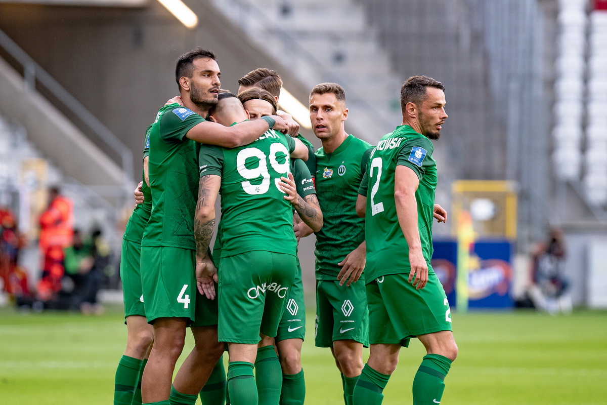 28 piłkarzy na pierwszym treningu Warty Poznań - WP SportoweFakty