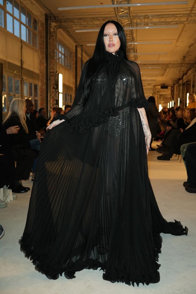 Odmieniona Noah Cyrus bryluje na pokazie mody w Paryżu - Pudelek